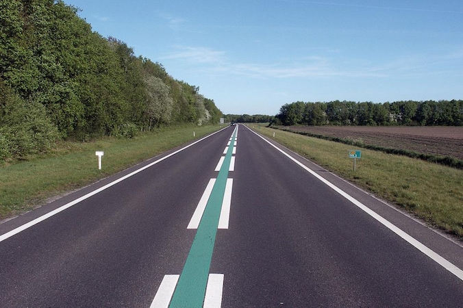 Mag je bij een doorgetrokken paarse of groene streep op de weg inhalen ...