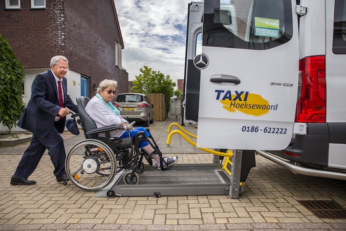De diesel is duur, de vergoeding laag, maar de zorgtaxi rijdt door: ‘We ...