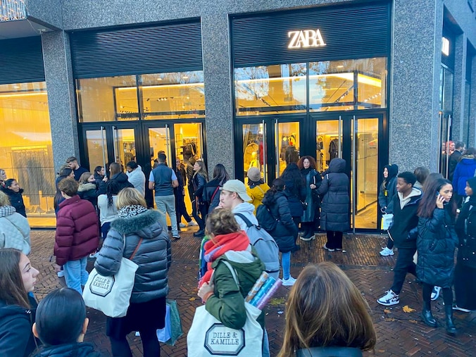 Zara op Vredenburg tijdelijk ontruimd wegens sterke brandlucht | Regio ...