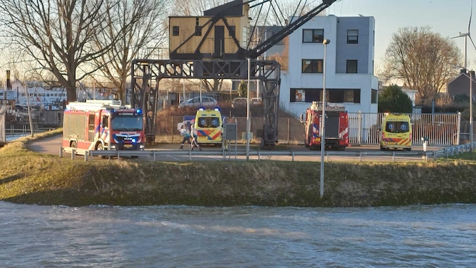 Drenkeling na klein halfuur uit ijskoude Waal gered | Regio | AD.nl