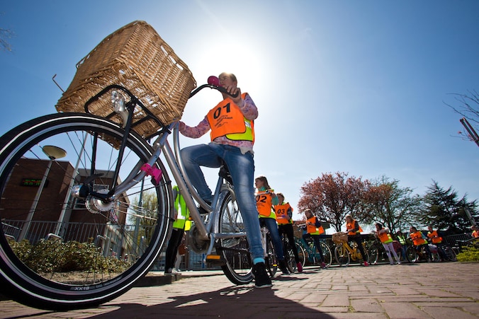 Oud-wethouder reikt diploma’s uit aan leerlingen na fietspraktijkexamen ...