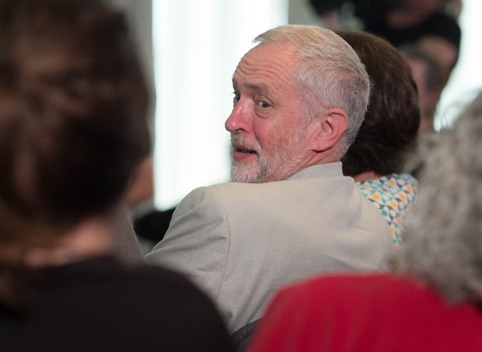 Britse oppositieleider Corbyn ontslaat criticaster Benn | Nieuws | AD.nl