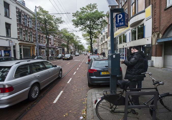 Oud-raadslid Rotterdam springt winkeldief in nek | Nieuws | AD.nl