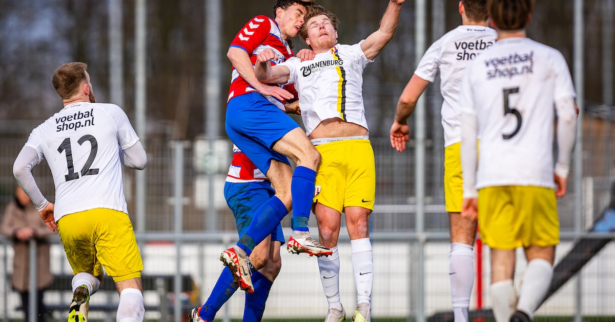 Scheidsrechter ziet sterretjes, knap doelpunt vanaf de middenlijn en dit gebeurde er nog meer op ...