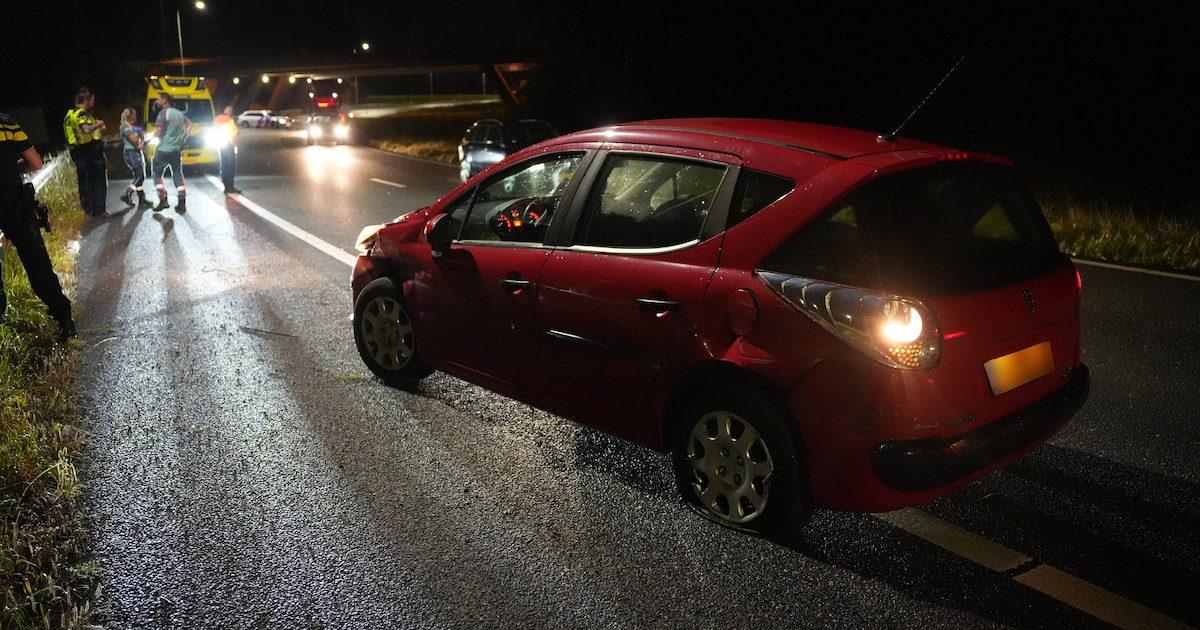 Auto vliegt uit de bocht op knooppunt Hattemerbroek, weg nog uren dicht ...