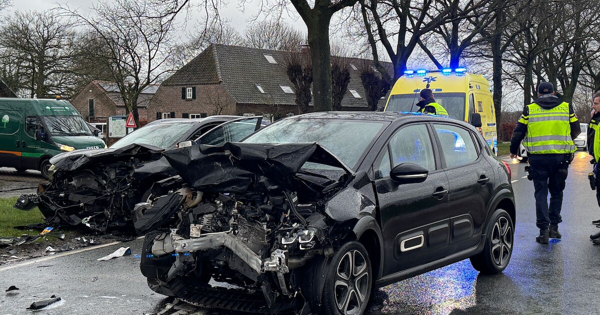 Twee auto’s botsen frontaal op elkaar in Gemert, bestuurder naar het ziekenhuis | Gemert-Bakel ...