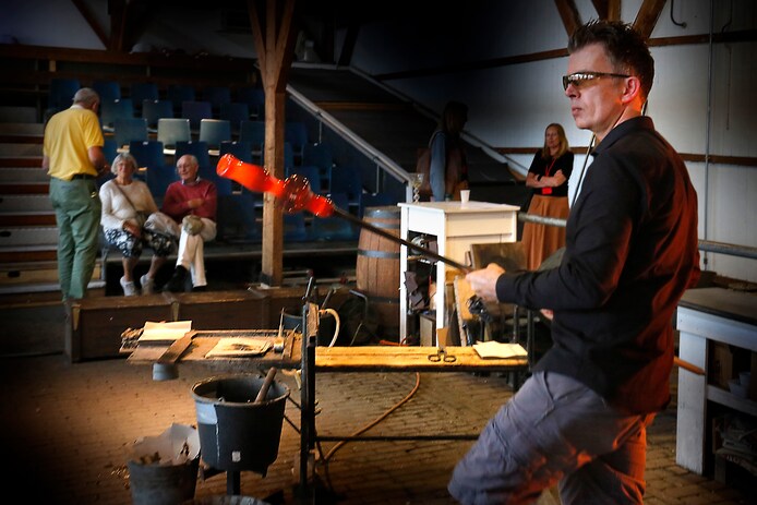 Oranjefans Miep en Anita zaten ooit uren in de rij voor een ...