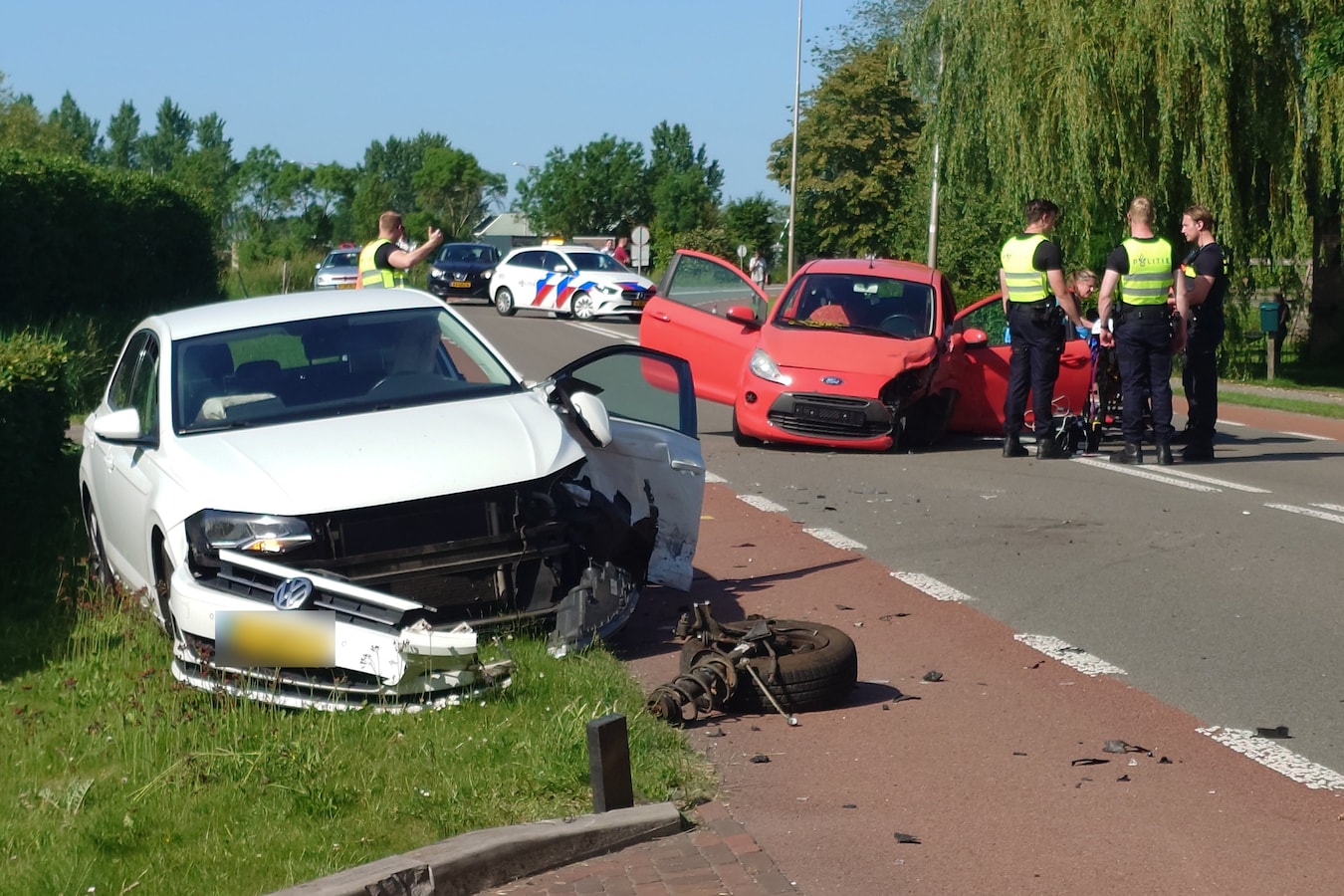 Frontale botsing op Willeskop in Montfoort, weg afgesloten | Foto | AD.nl