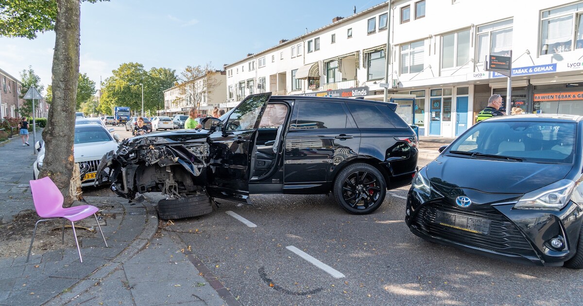 Range Rover flink beschadigd na botsing in Vlaardingen | 112 nieuws ...