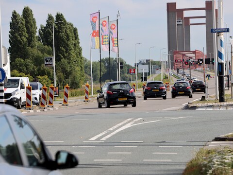 Acht drempels moeten verkeer afremmen op Groene Kruisweg in Spijkenisse ...