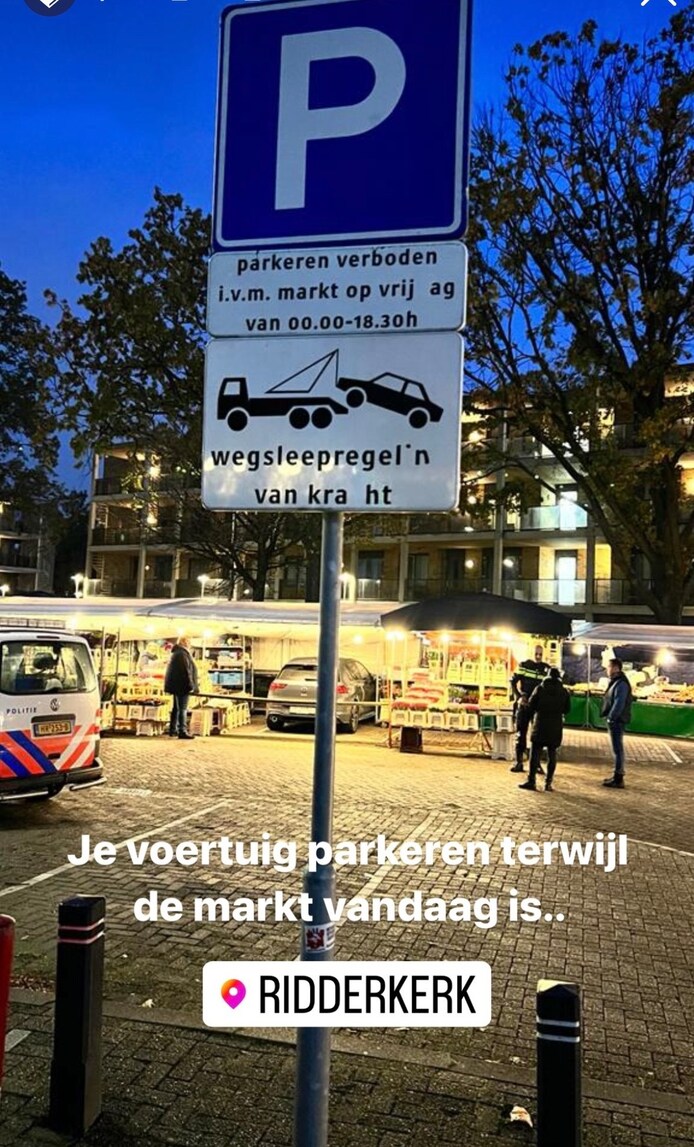Automobilist negeert parkeerverbod op marktdag, kraamopbouwers laten ...