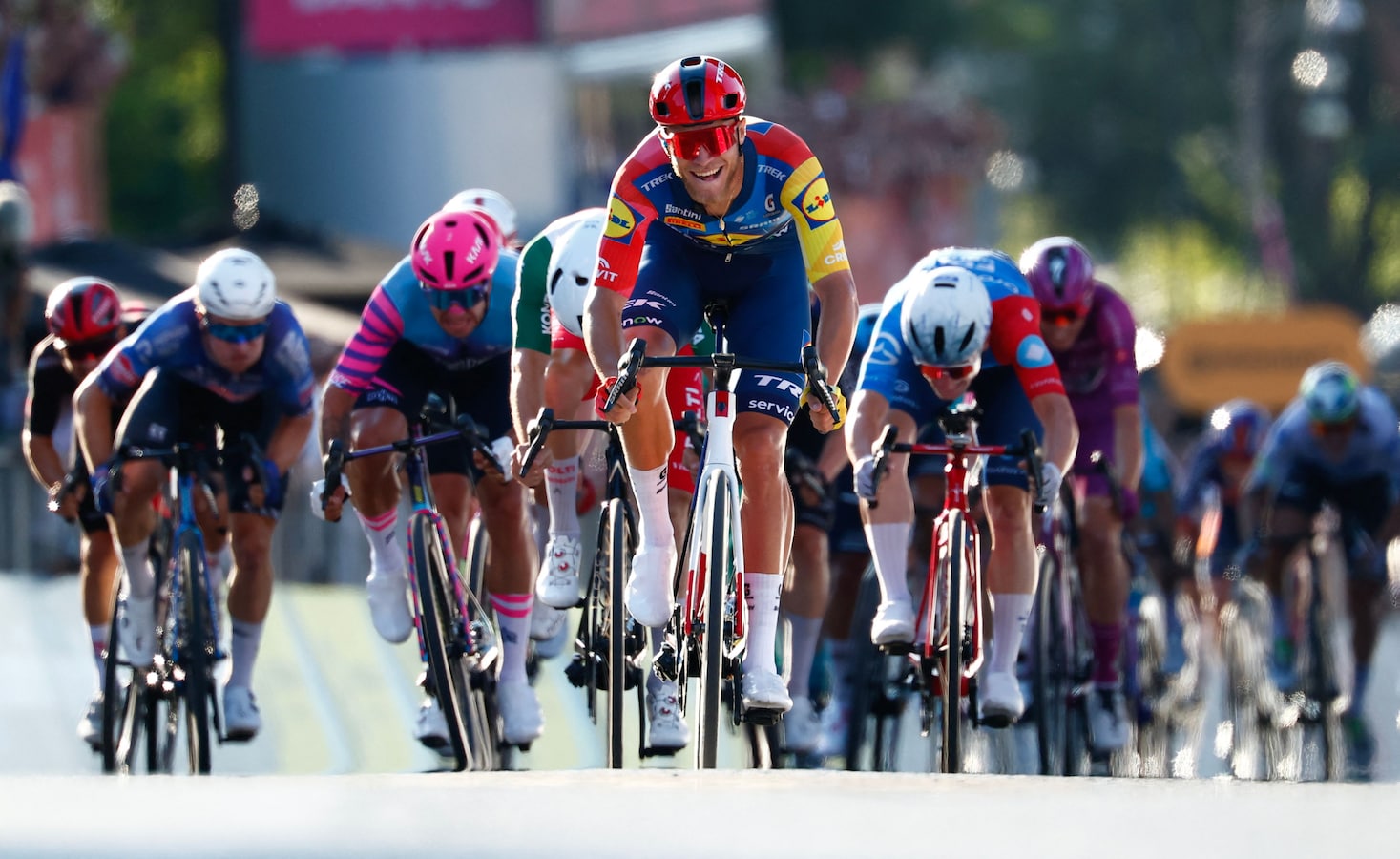Dylan Groenewegen komt tekort en ziet Jonathan Milan juichen in Rome ...