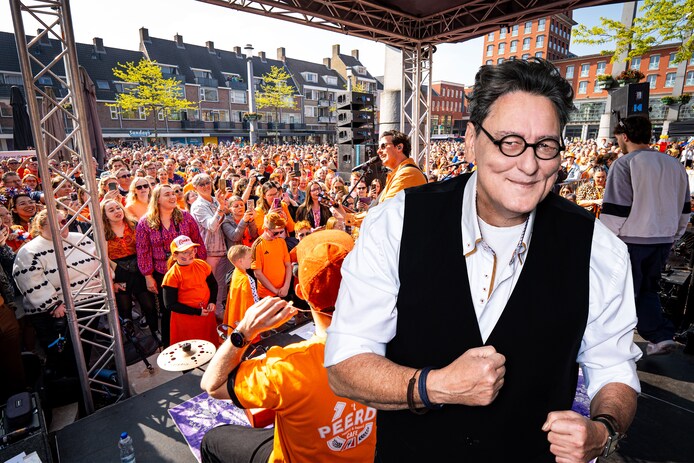 Waar vroeger een simpele oranje sjaal volstond, zien we tegenwoordig ...