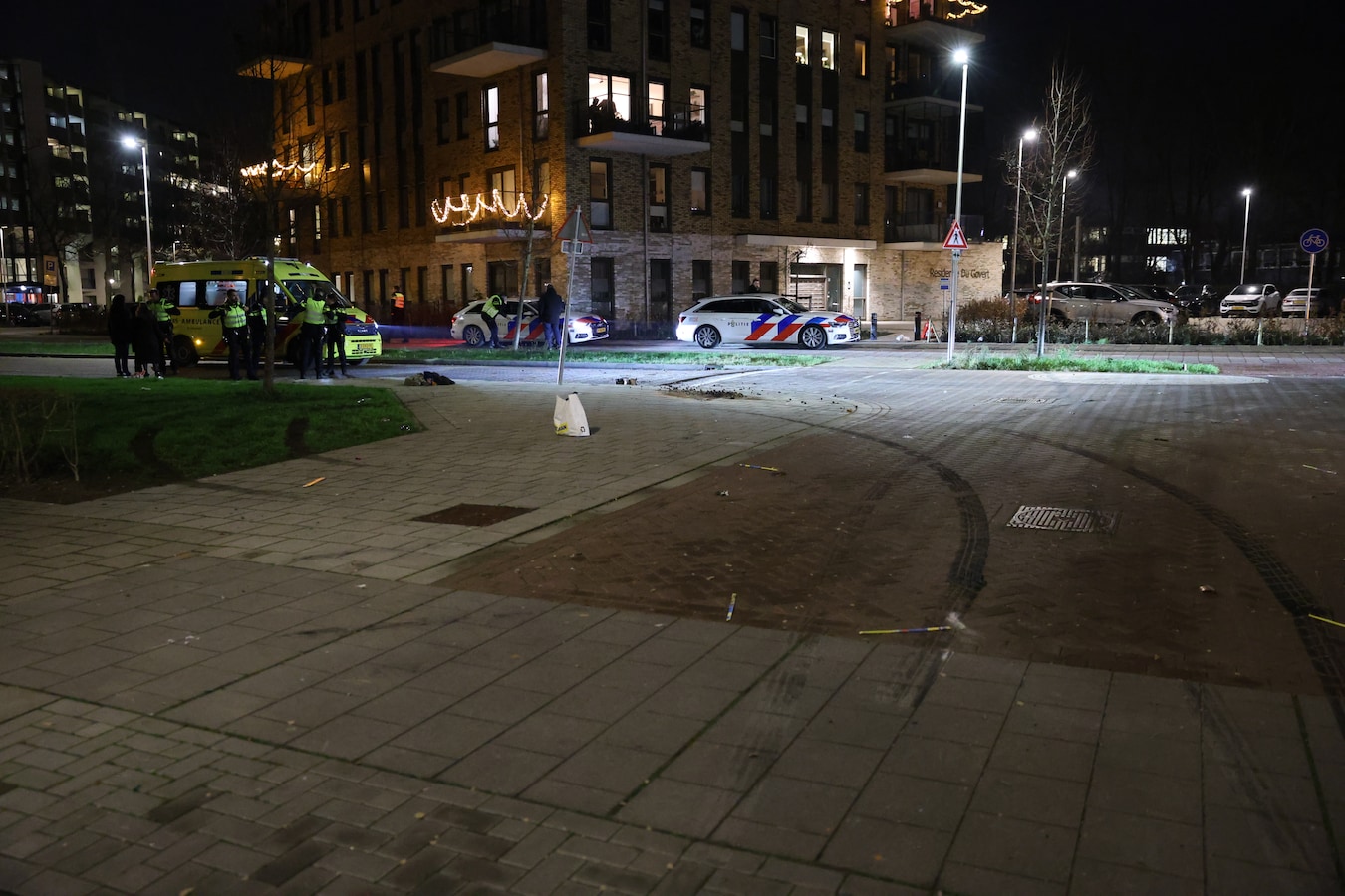 Nadat stuntende automobilist op groep feestvierders in rijdt, zit de ...