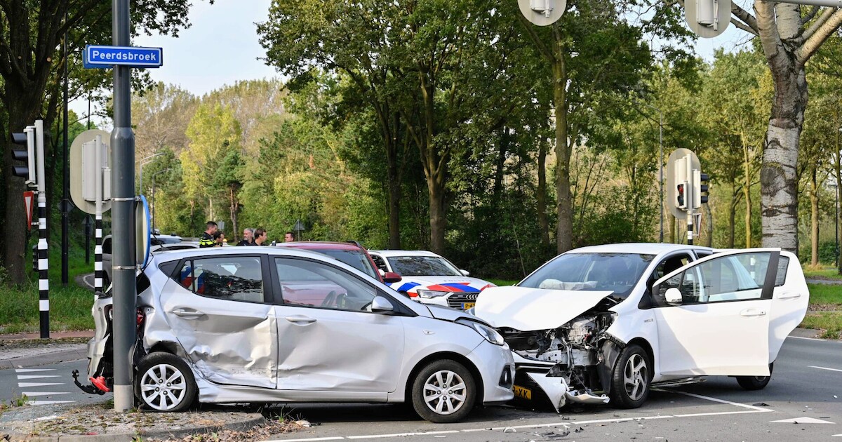 Twee auto’s botsen met een harde klap op elkaar in Breda | Breda | AD.nl