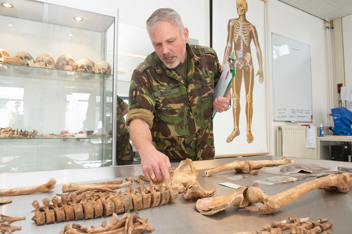 Deze eenheid van Defensie spoorde al 50.000 vermiste oorlogsslachtoffers op: ‘Elke identificatie ...