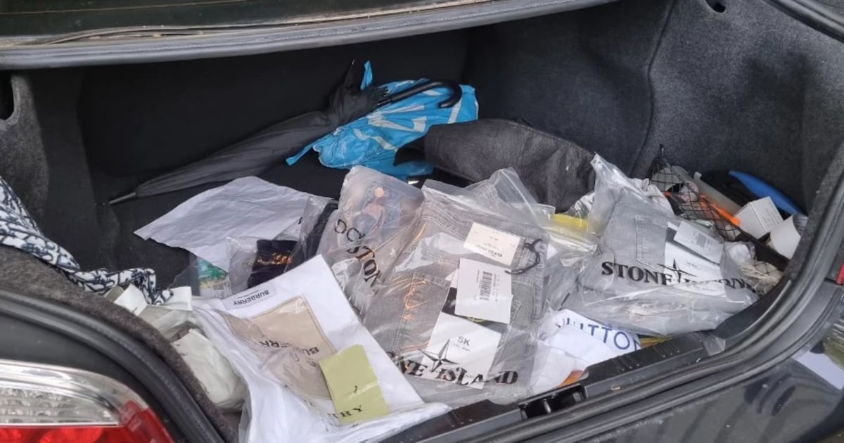 Politie stuit op kofferbak vol nepkleding in Best | Regio | AD.nl