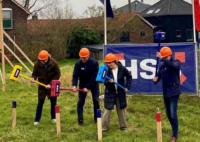 Vijftien woningen erbij in Oostknollendam: eerste paal nieuwbouw Sluisstraat geslagen ...