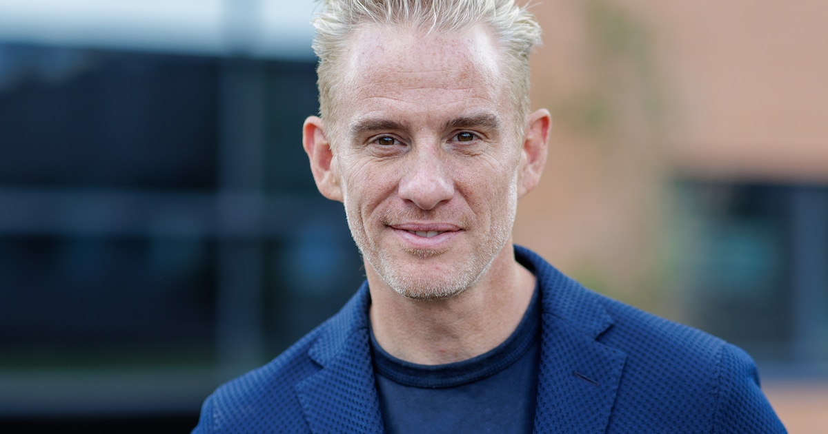 Art Rooijakkers keert terug op tv na maandenlange stilte: ‘Mijn stem ...