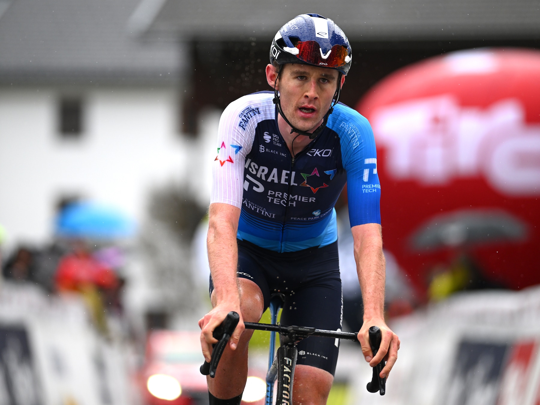 Tadej Pogacar weet weer wat verliezen is: amateurrenner blijft ...