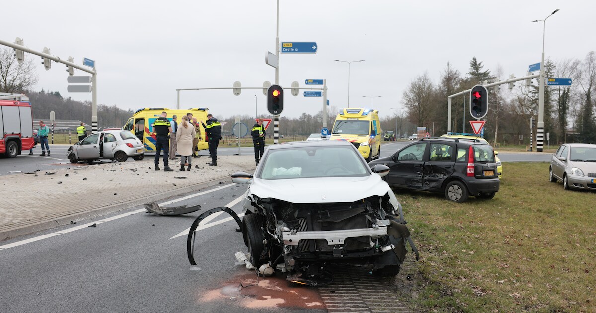 Drie ernstig gewonden na botsing met meerdere auto’s op kruispunt bij Dalfsen | Dalfsen | AD.nl