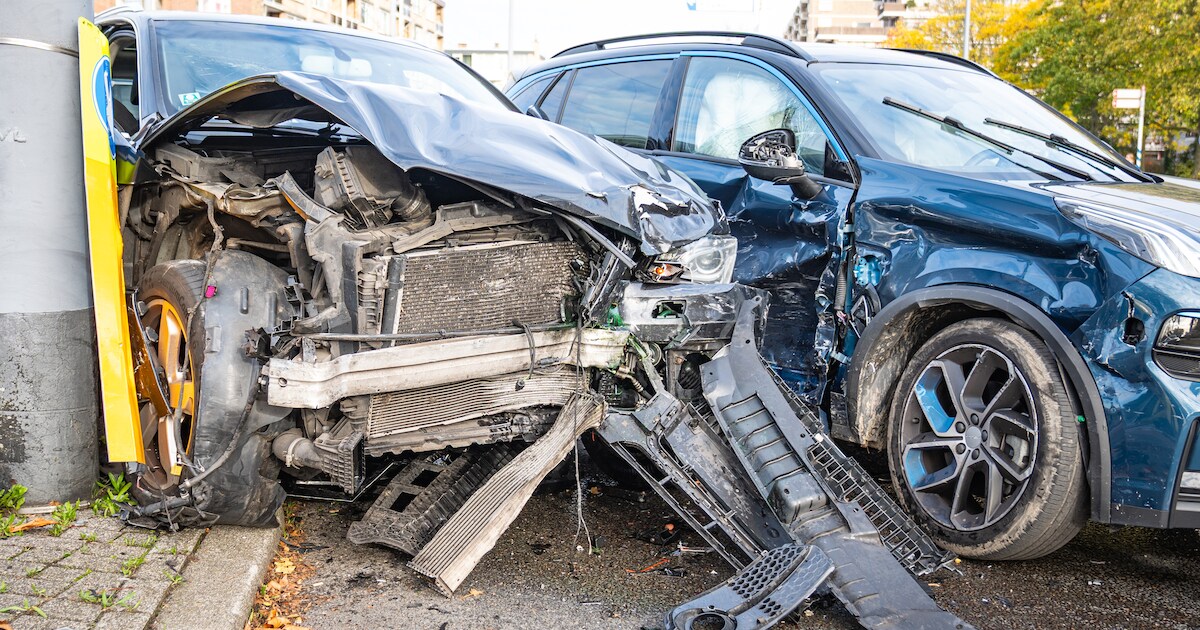 Twee auto's flink beschadigd na ongeval aan Spinozaweg in Rotterdam ...