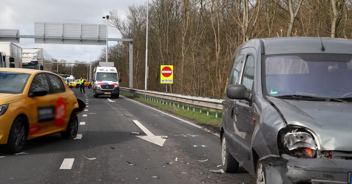 Gewonde bij aanrijding tussen twee auto’s op Kruithuisplein in Delft | Delft | AD.nl
