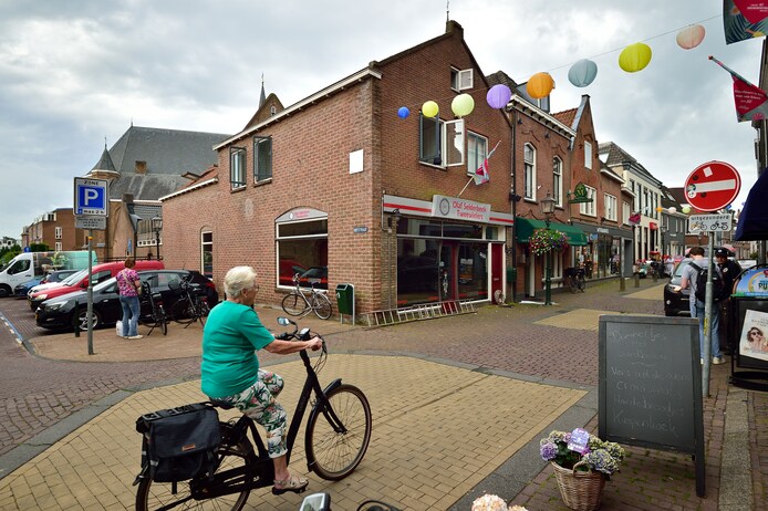 Grote brand verwoest fietsenwinkel, een dag later is de stank van rook ...