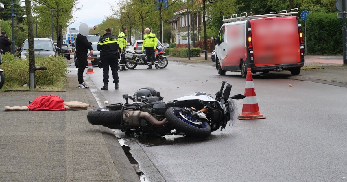 Motorrijder raakt gewond bij botsing met werkbus in Breda | 112 nieuws Breda | AD.nl