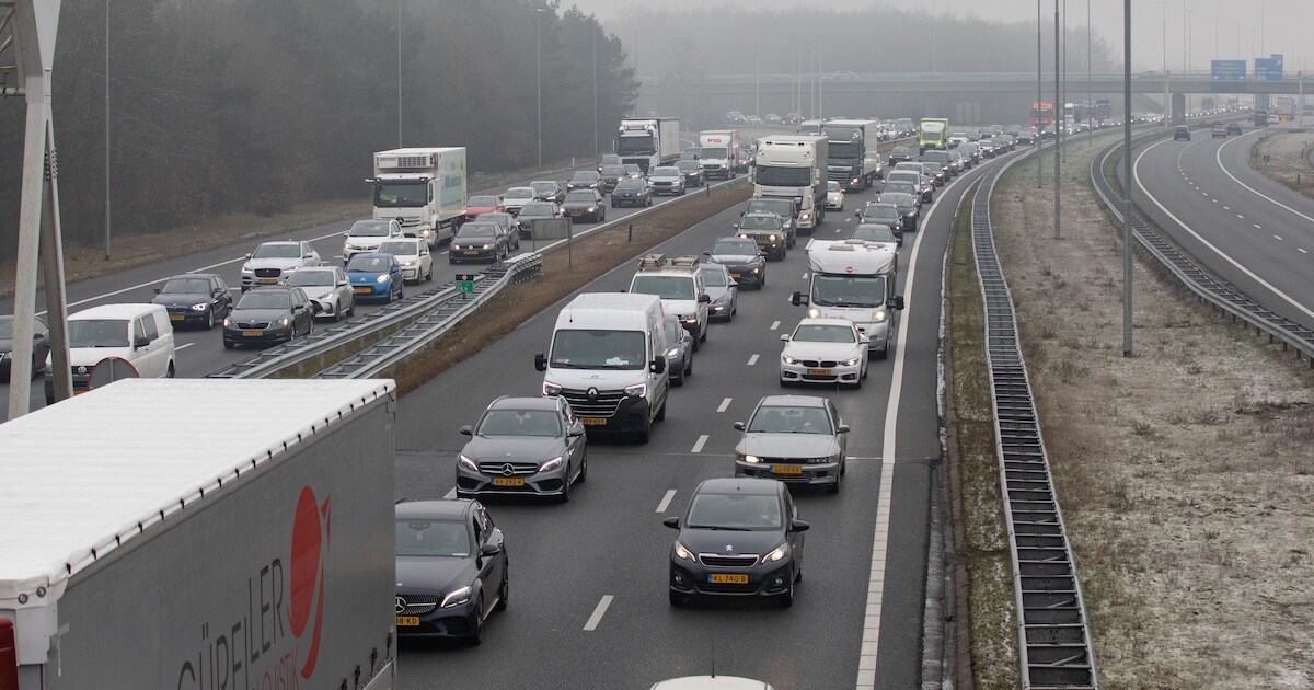 Drukke ochtendspits door winters weer, RET waarschuwt voor gladheid in het ov | Rotterdam | AD.nl