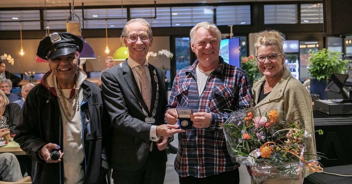 Vrijwilliger Jack Hardeman ontvangt gemeentepenning in Sliedrecht ...