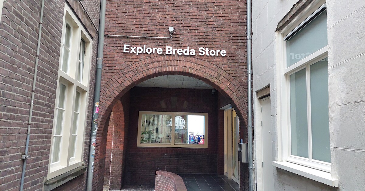 Winkel in Breda hangt letters op aan monument: 'Een burger krijgt ...