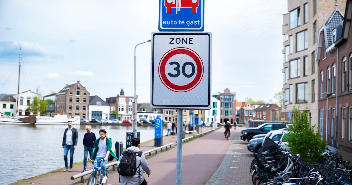 Binnen bebouwde kom van Delft 30 kilometer per uur rijden: ‘Doorgaande weg nodigt uit tot harder ...