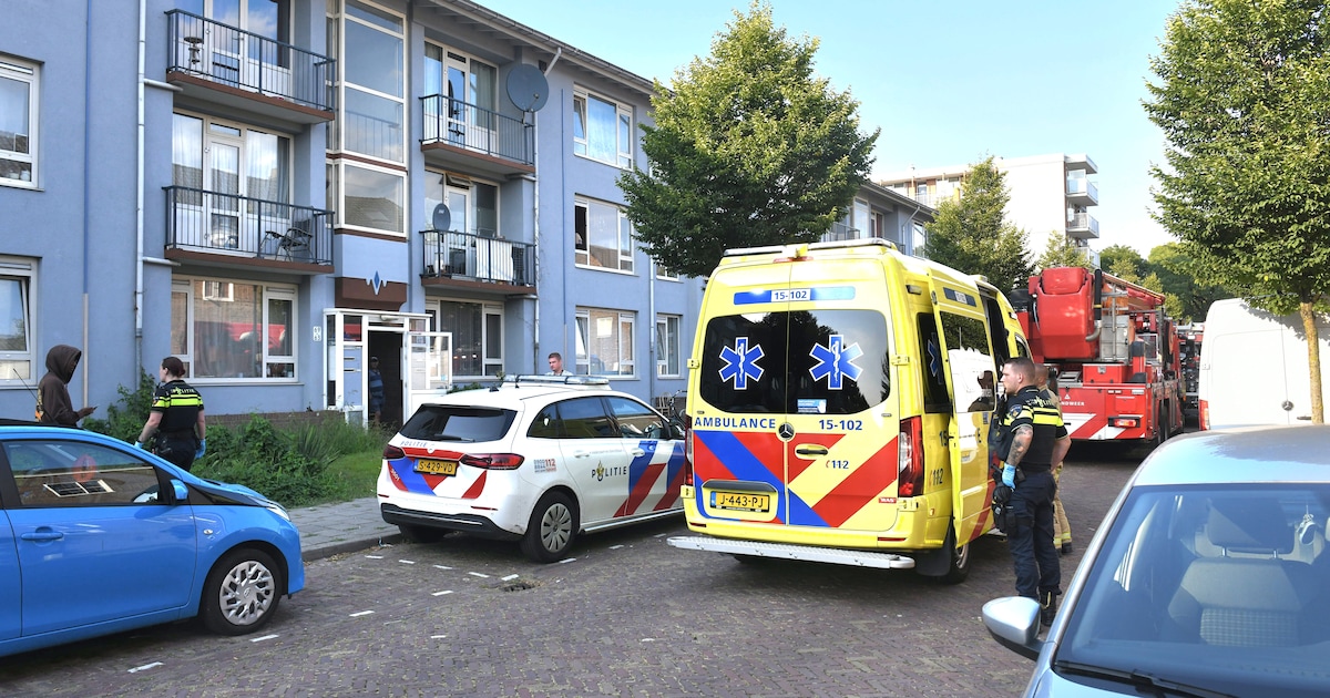 Omstander ontdekt brand en belt 112, hulpdiensten halen vrouw uit ...