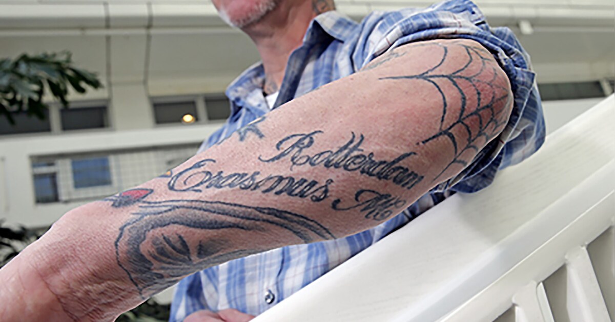 Bas (57) zet tattoo Erasmus MC als dank voor zorg | Rotterdam | AD.nl