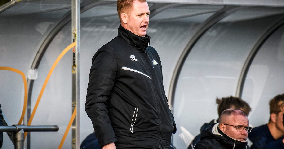 Trainer Bart Benneker vindt dat de spelers van De Esch wel wat meer van ...