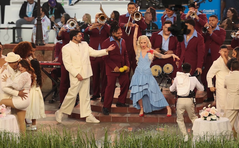Bad Bunny’s Super Bowl-show is ode aan Spaanstalige muziek, met Lady ...