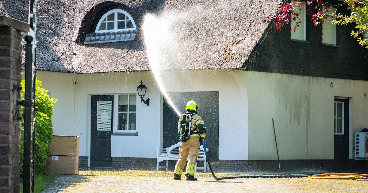 Brand in rieten dak van vrijstaand huis aan Bermweg Rotterdam | Regio ...