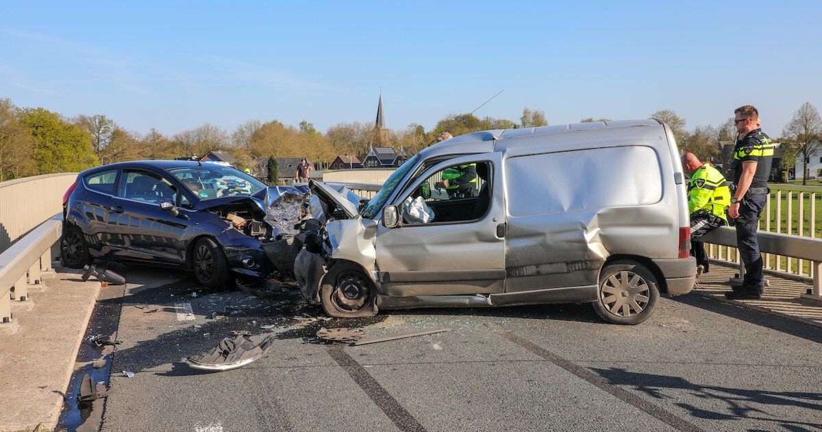 Auto en bestelwagen frontaal in botsing op de Overhorsterweg in ...