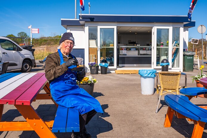 Na verwoestende explosie heropent Cees (82) zijn viszaak: ‘Ik heb ...