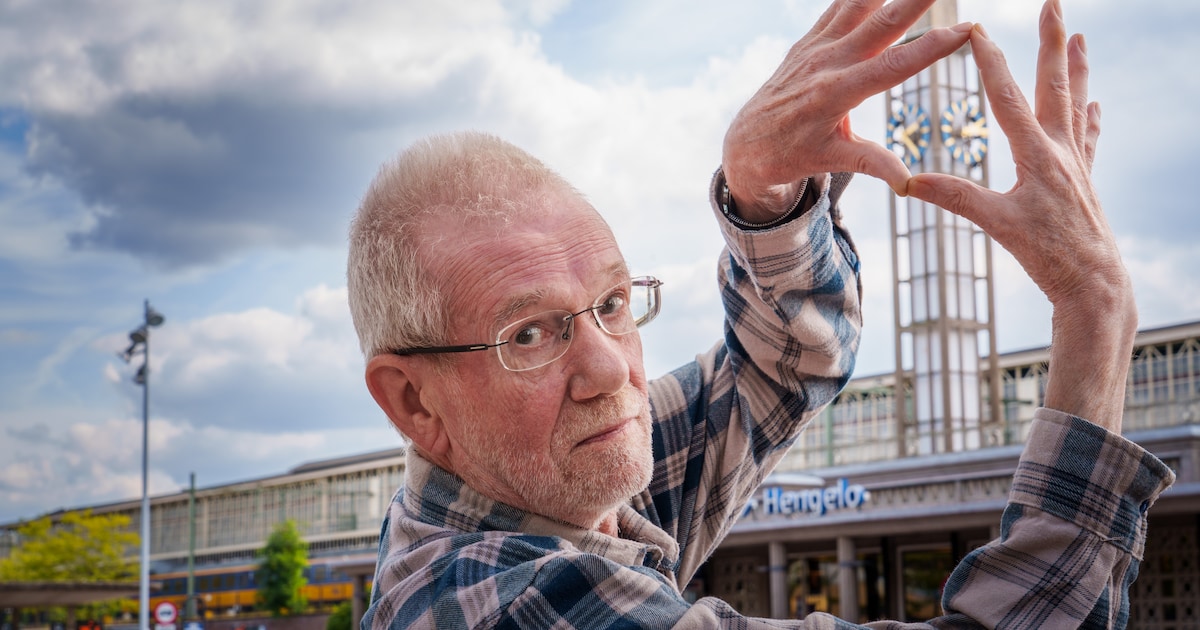 Iedereen gokt hoe laat het is op station Hengelo, klokkenmaker Jan (74 ...