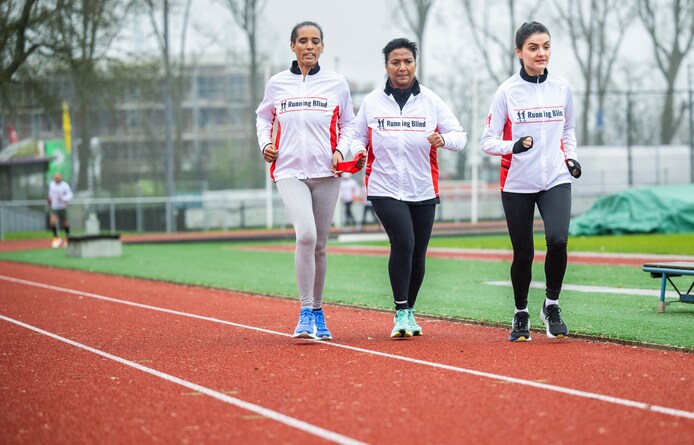 Blinde Abeba loopt samen met haar buddy de kwart marathon: ‘In het ...