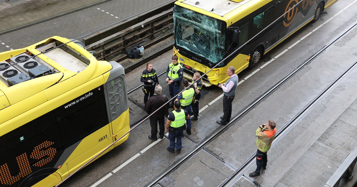 Botsing tussen twee bussen bij fly-over op Jaarbeursplein in Utrecht ...