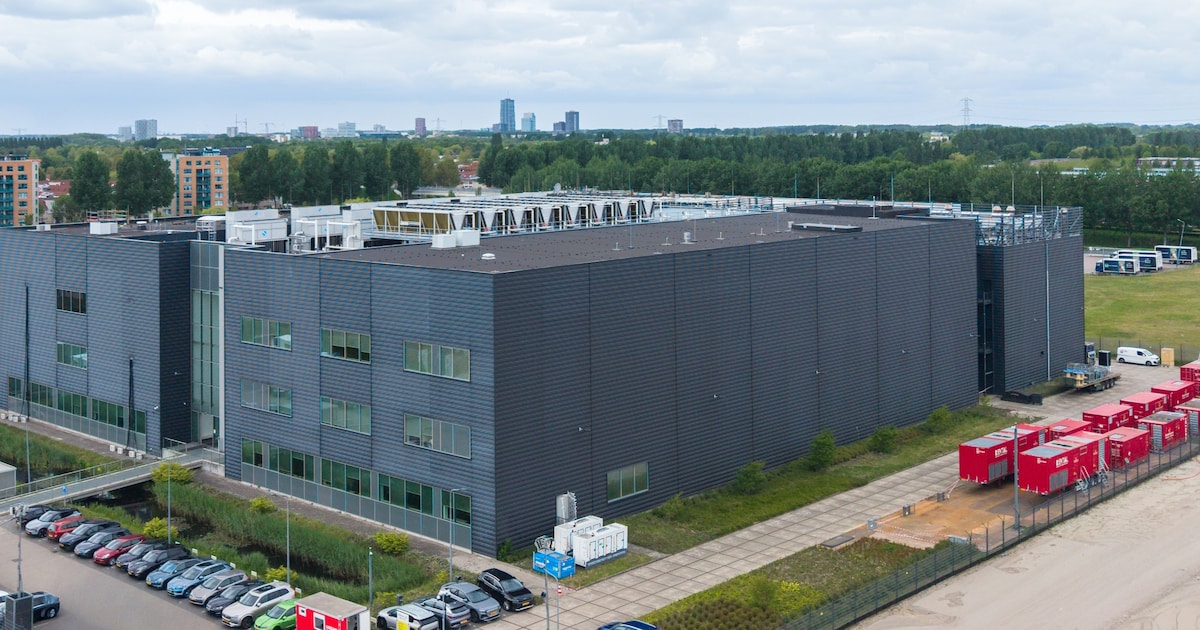 Na grote brand zorgen rijen generatoren weer voor stroom bij datacenter ...