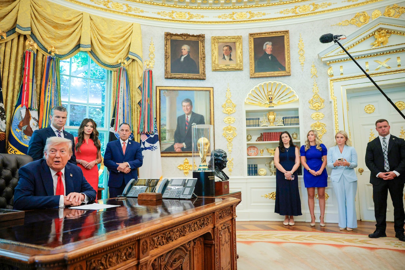 Witte Huis verandert in blingbling-tent: ‘Trump wil blijvende stempel ...