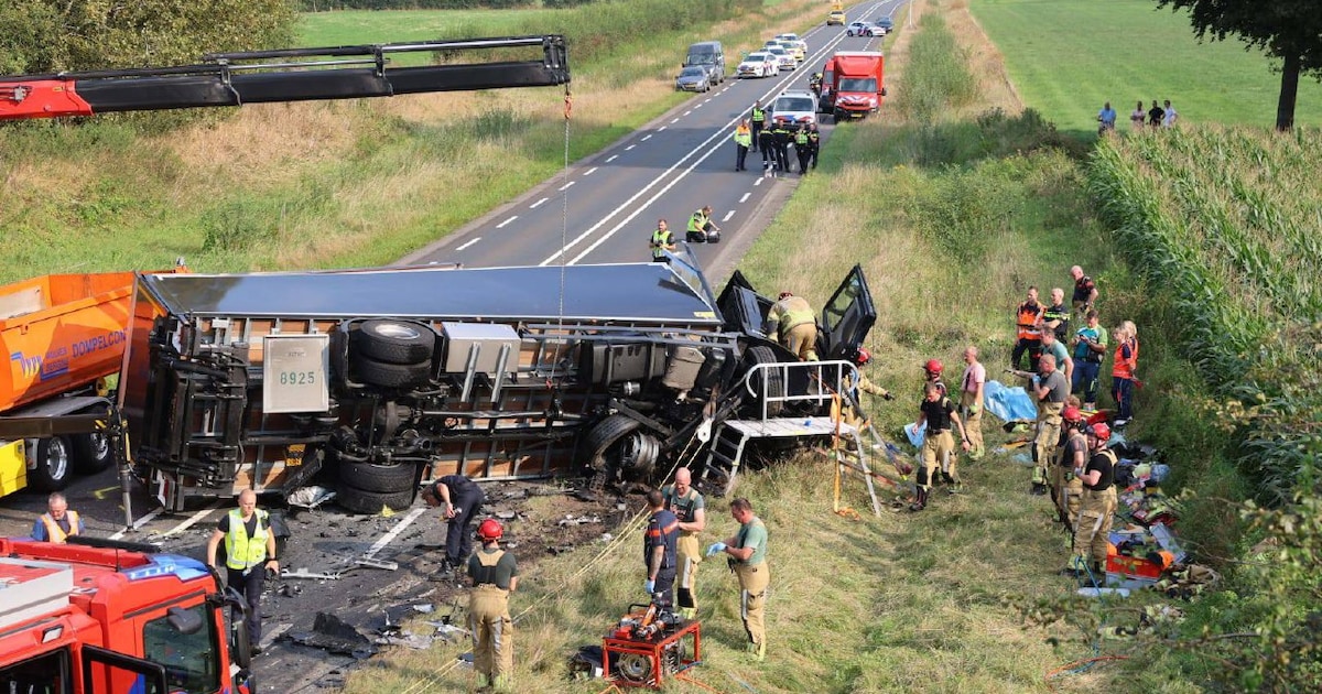 Twee doden na frontale botsing auto en vrachtwagen op N348 bij ...