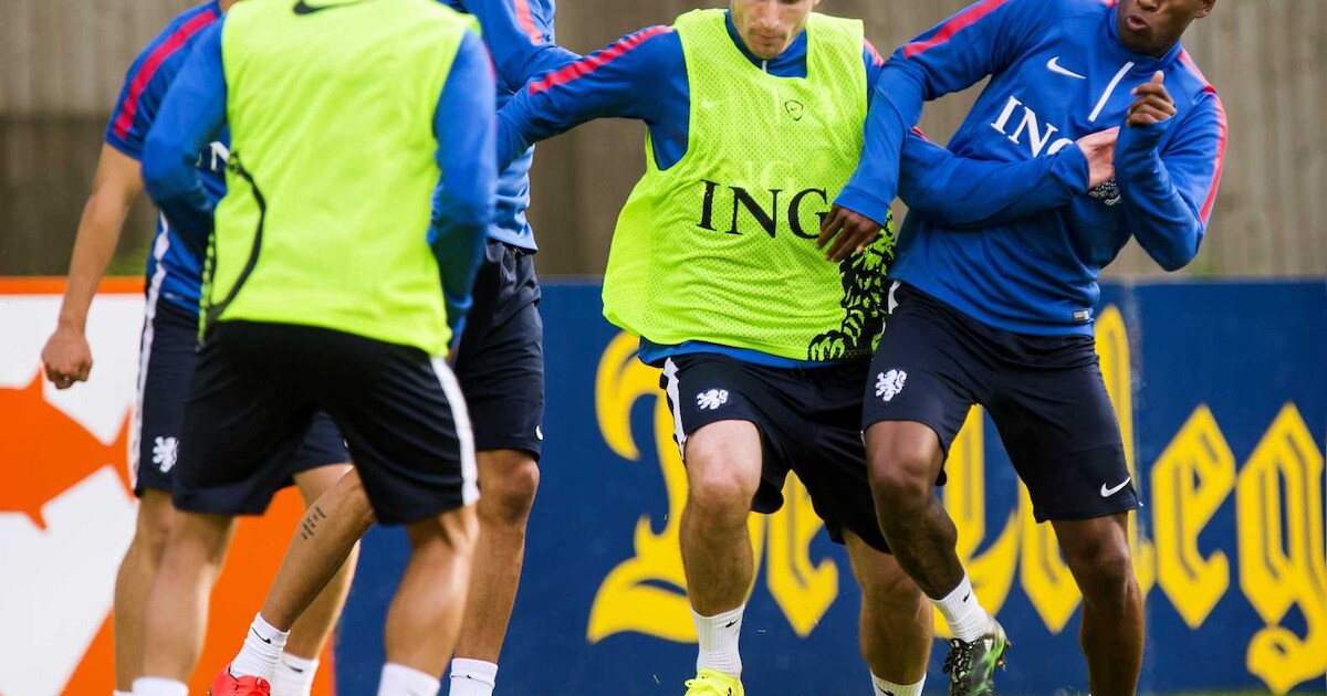 Zilveren schaal staat klaar voor jubilaris Janmaat | Nederlands voetbal ...