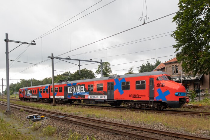 Bijzondere, historische trein gespot op rails tussen Baarn en ...