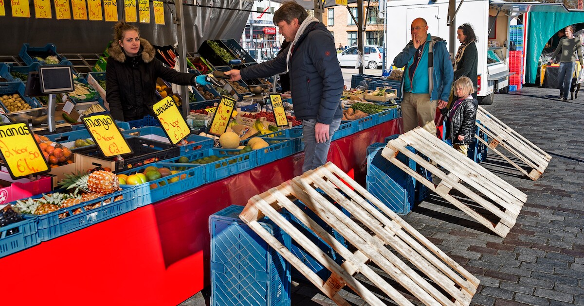 Afstand houden? Dat gaat best goed op de markt en in de super, maar bij ...