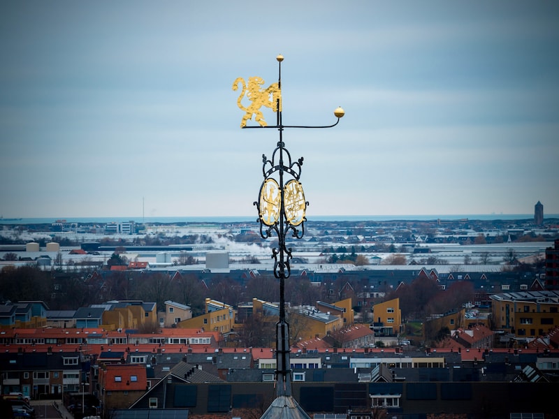 Na blikseminslag en tachtig uur vakwerk staat windvaan weer op de Oude ...